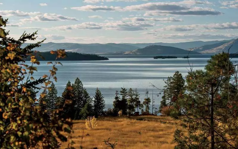 Vido de Flathead Lago de ĝia orienta marbordo, inter Finley Point kaj Flava Bay.