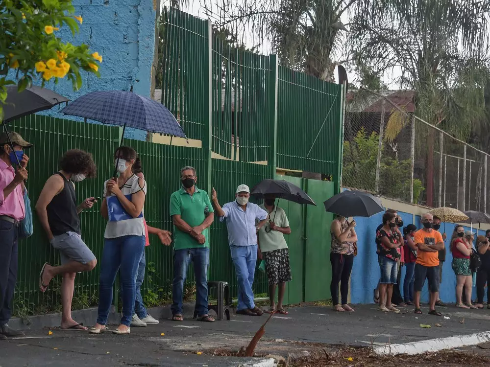 17 fevral 2021-ci ildə sakinlər Braziliyanın Sao Paulo şəhərindən təxminən 323 km məsafədə yerləşən Serrana şəhərində COVID-19-a qarşı Coronavac peyvəndi almaq üçün növbəyə dururlar.