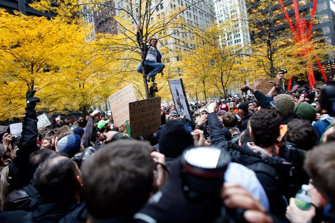 Zukkotti seýilgähinde Wall Street protestçisini basyp alyň