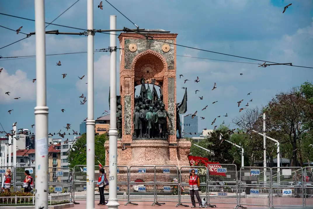 Полиција и баријере на тргу Таксим у Истанбулу