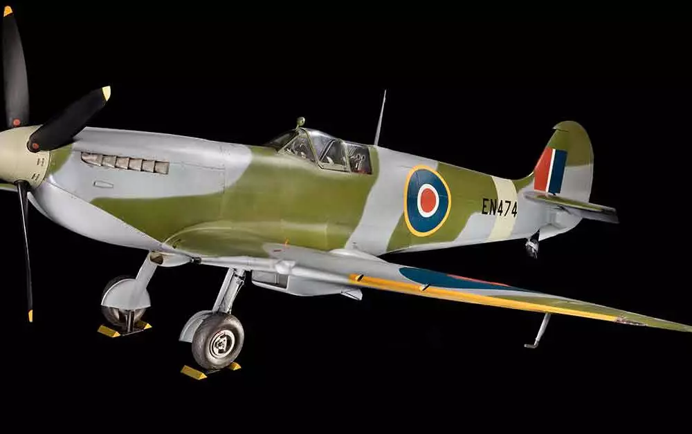 Дэлхийн 2-р дайны үеийн алдарт сөнөөгч онгоц болох Supermarine Spitfire-ийг дурсан санаж байна