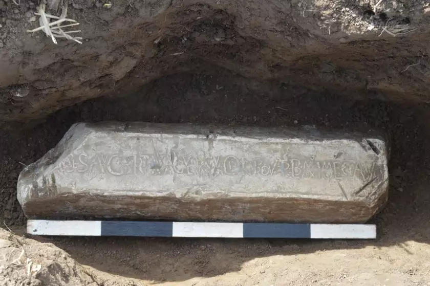 A helyi férfi 2000 éves római ólomtömböt talált a walesi mezőn