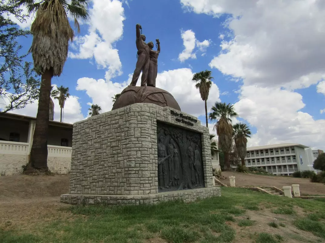 Et minnesmerke som hedrer ofrene for folkemordet 1904–08 i Namibias hovedstad, Windhoek