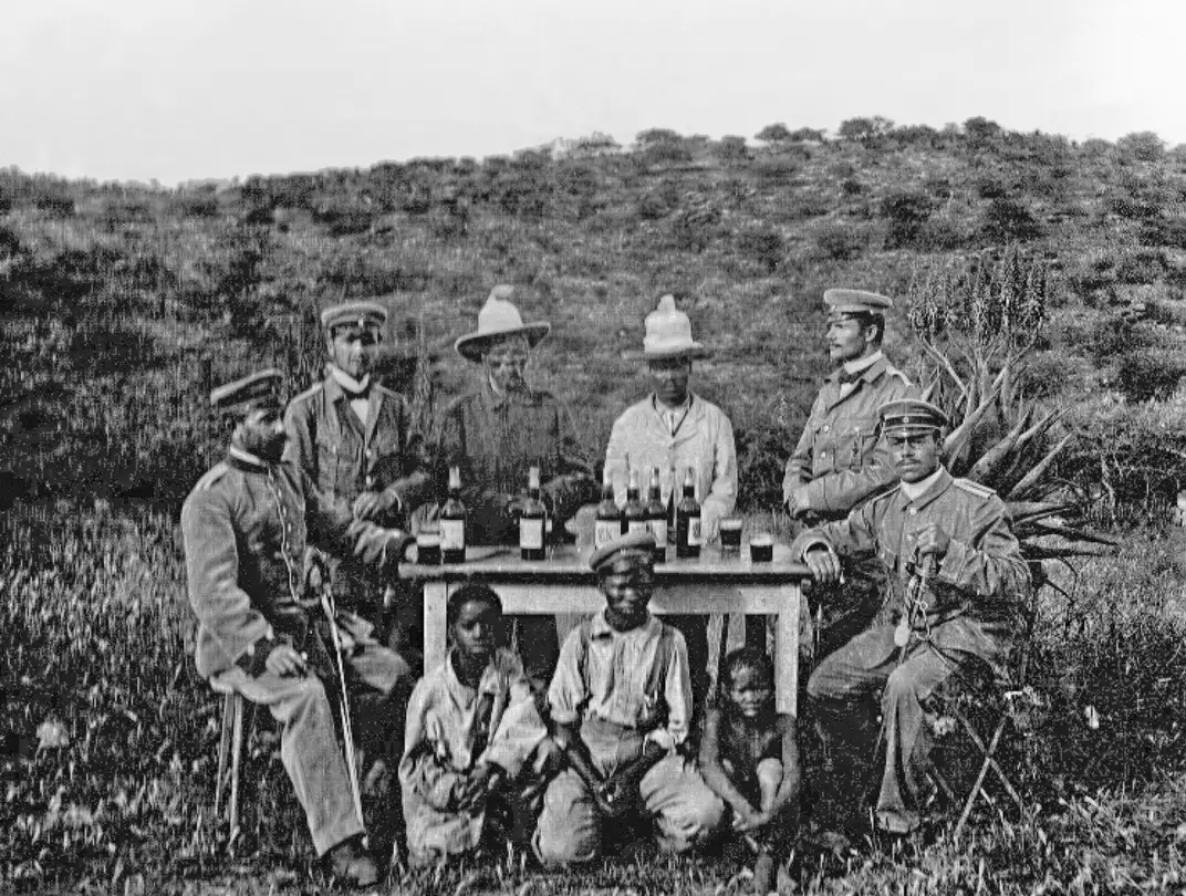 El líder nama Hendrik Witbooi y su hijo Isaac (centro) se encuentran junto a los oficiales coloniales alemanes.