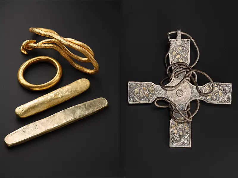 Gold Artefakte an en angelsächsesche Kräiz