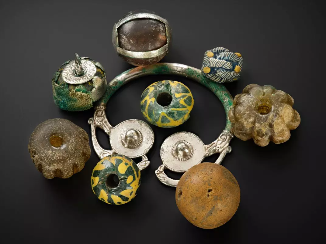 Trove of Viking-Age Treasures mécht säi laang erwaarde Public Debut 27170_3