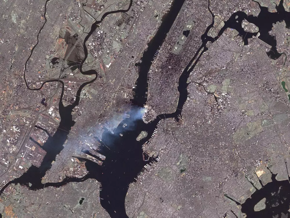 Gumpalan serangan 11 September dilihat dari luar angkasa oleh NASA