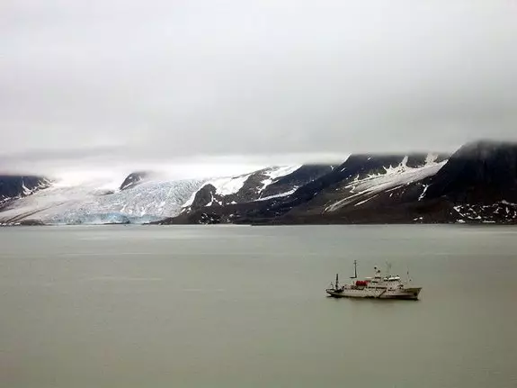 Yr Athro Molchanov yn hwylio oddi ar arfordir Svalbard.