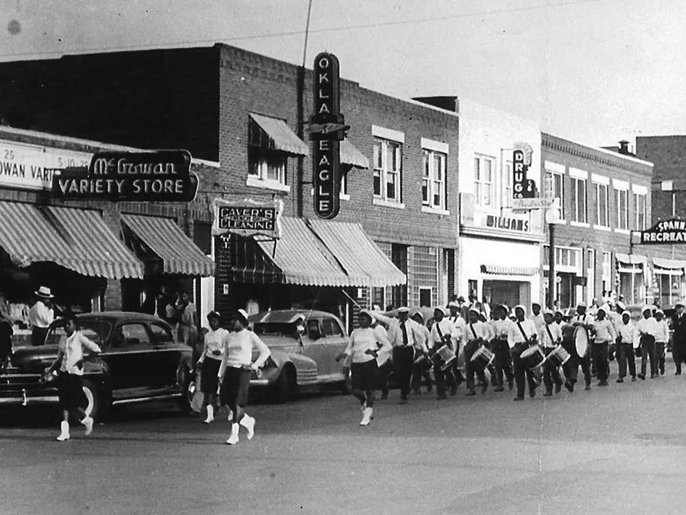 Blick auf eine nicht näher bezeichnete Parade auf der Greenwood Avenue, Tulsa, Oklahoma, 1930er oder 1940er Jahre. Zu den sichtbaren Geschäften gehören die Büros der Zeitung Oklahoma Eagle in der 117 North Greenwood Avenue