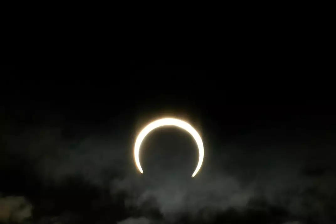 Un eclipse solar parcial en Hyogo, Japón, mayo de 2012