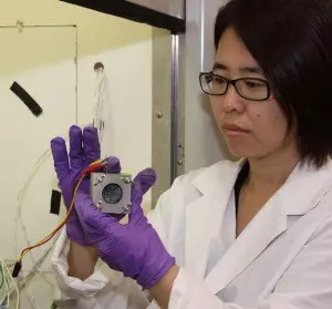 El ingeniero Hong Liu trabaja con la celda de combustible en el laboratorio.