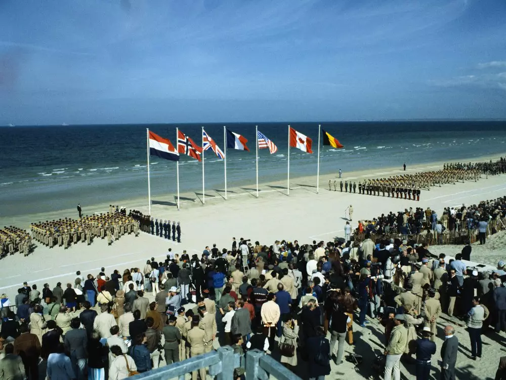 이 사진들은 과거 D-Day 기념의 신랄함을 포착합니다.