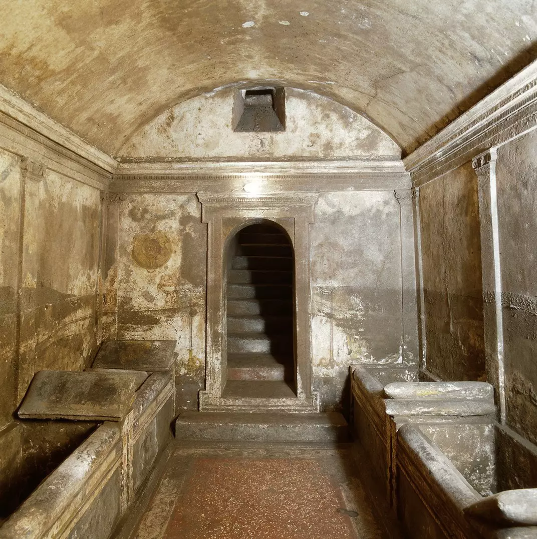 מדרגות מצוירות מובילות אל חדר הקבורה התחתון