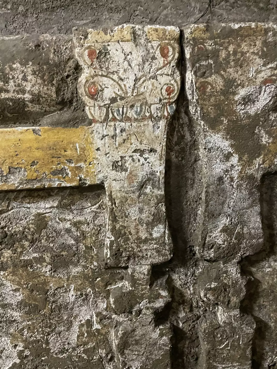 Detalle de columna/floritura artística en las tumbas