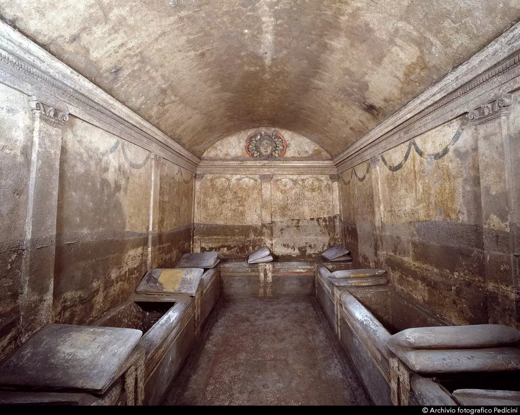 Vista da câmara funerária com sarcófagos