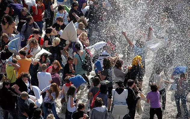 Flash mob boj z blazinami