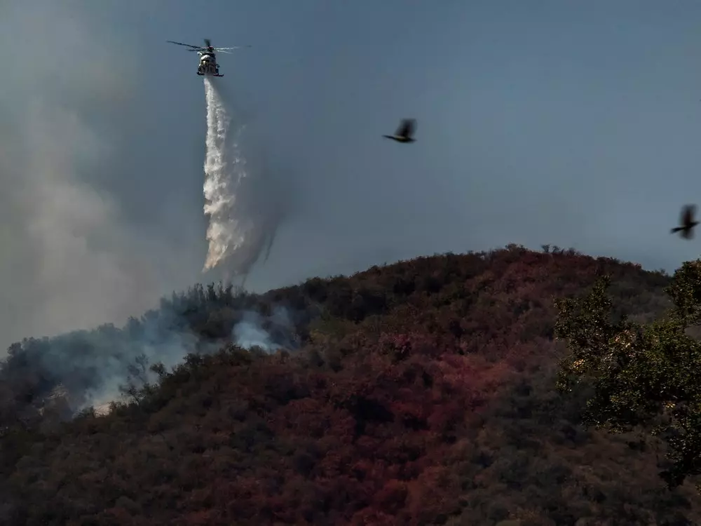 Els bombers en helicòpters lluiten contra un incendi de 1.300 acres a Pacific Palisades el 17 de maig.