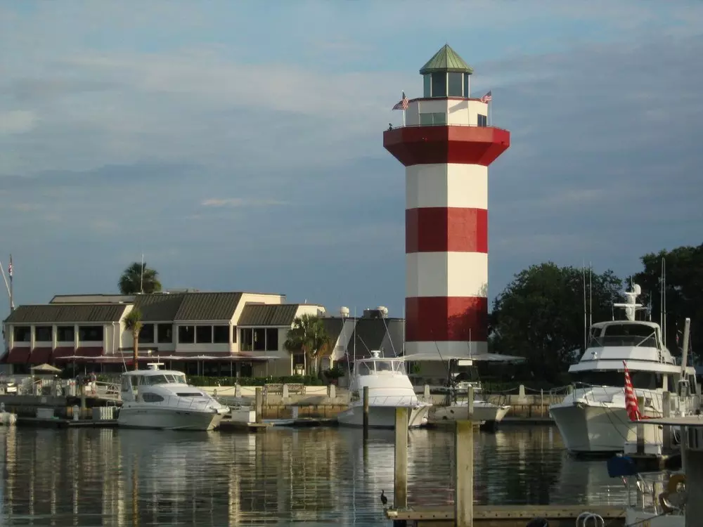 Harbour Town Marina im Sea Pines Resort mit dem Leuchtturm von Harbour Town