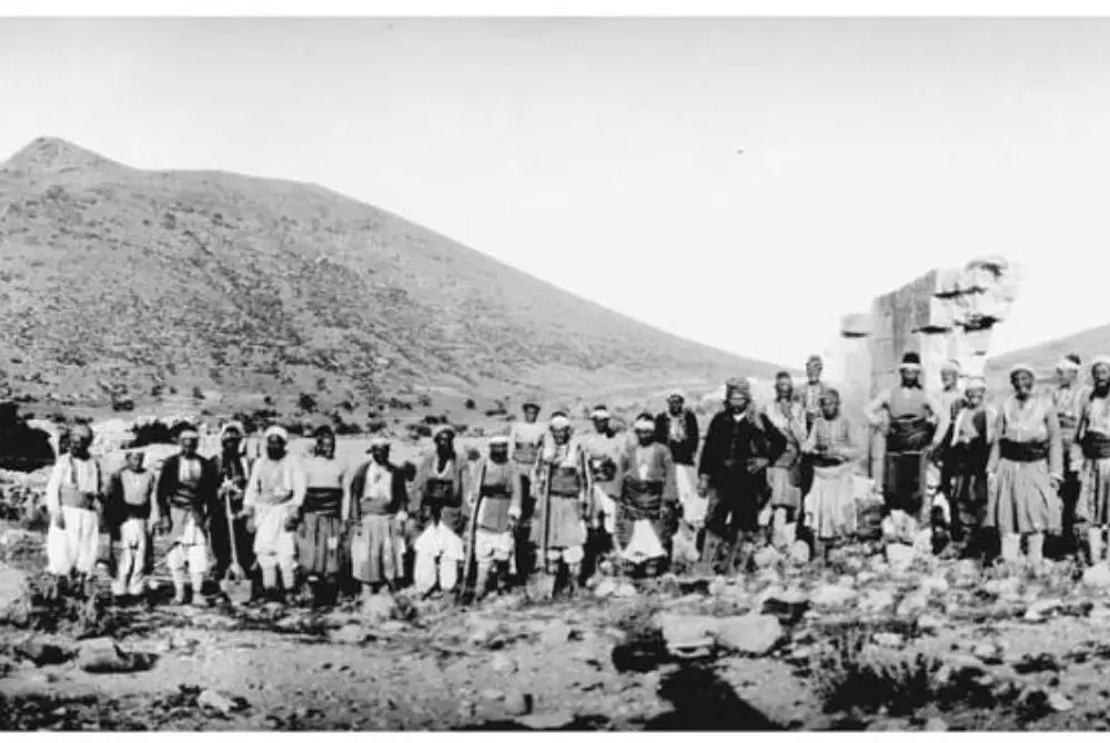 Робітники Гертруди Белл на розкопках візантійського поселення Маденшехір, Бінбіркілісе, Туреччина 1907 р.