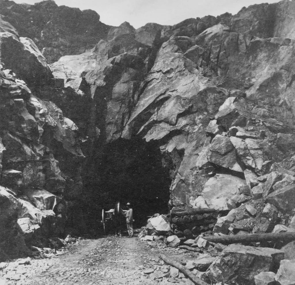 Paso de Donner del túnel de la Cumbre del Ferrocarril del Pacífico Central