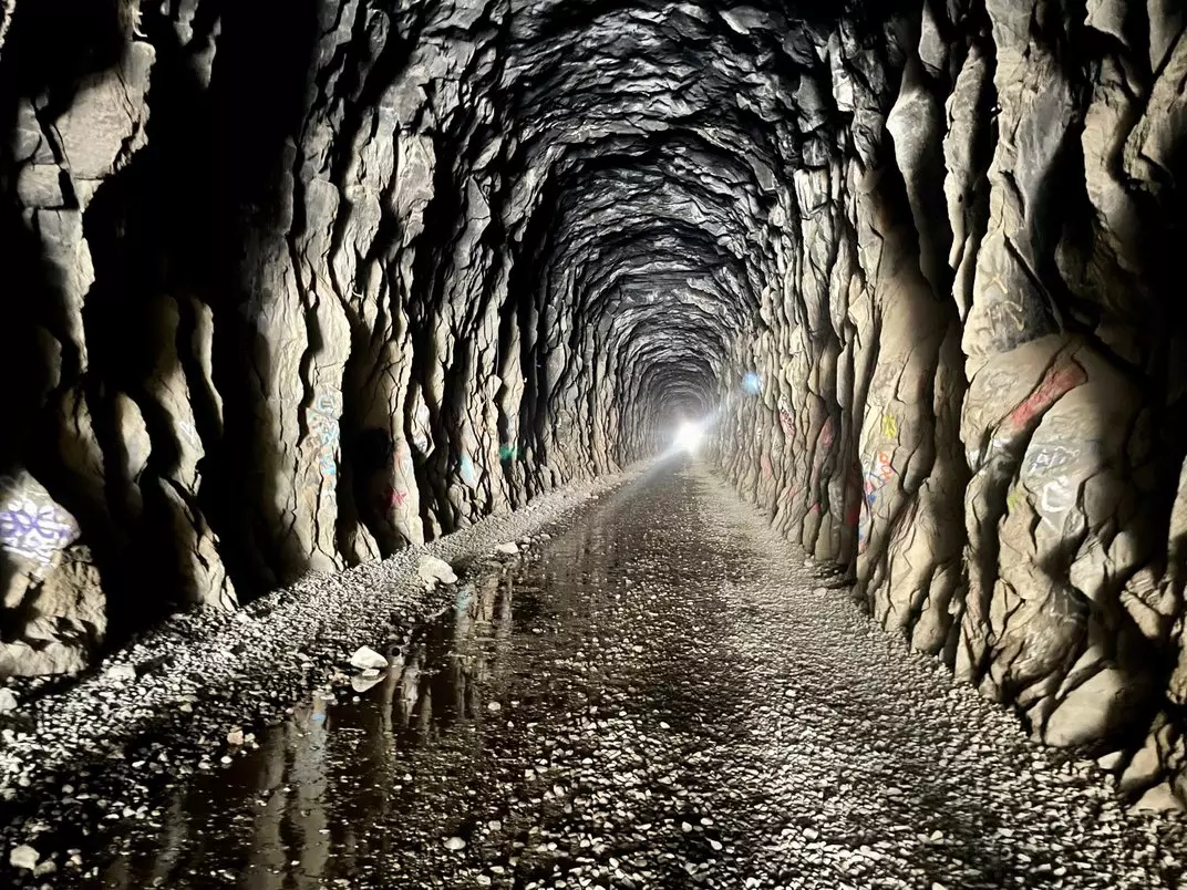 Pencarian untuk Melindungi Terowongan Kereta Api Lintas Benua California