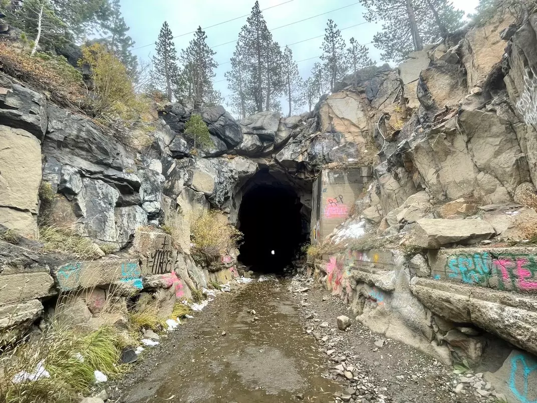 Kaliforniako trenbide transkontinentalen tunelak babesteko bilaketa