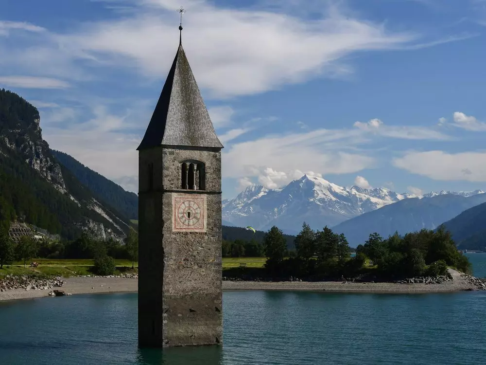 水中のイタリアの村は、水中で70年後に簡単に再浮上します