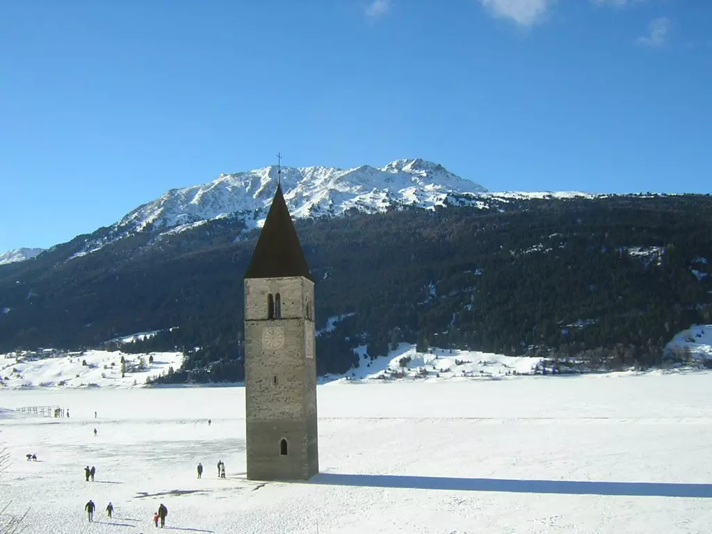 Untergetauchtes italienisches Dorf taucht nach 70 Jahren unter Wasser kurzzeitig wieder auf 27588_4