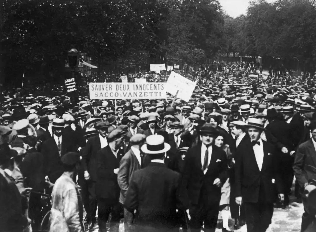 Protestujący we Francji popierający Sacco i Vanzetti