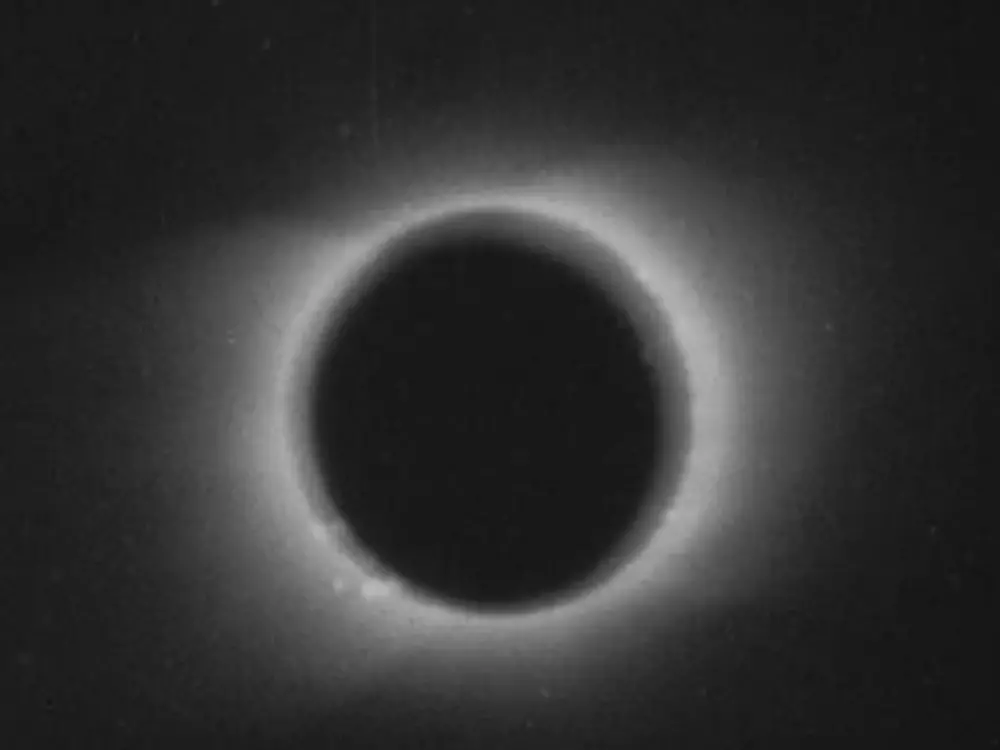 Ang Pinakamatandang Pelikula ng isang Solar Eclipse ay Naibalik at Inilabas Online