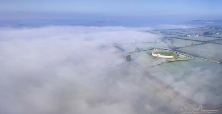 Dumanlı bir səhər Newgrange