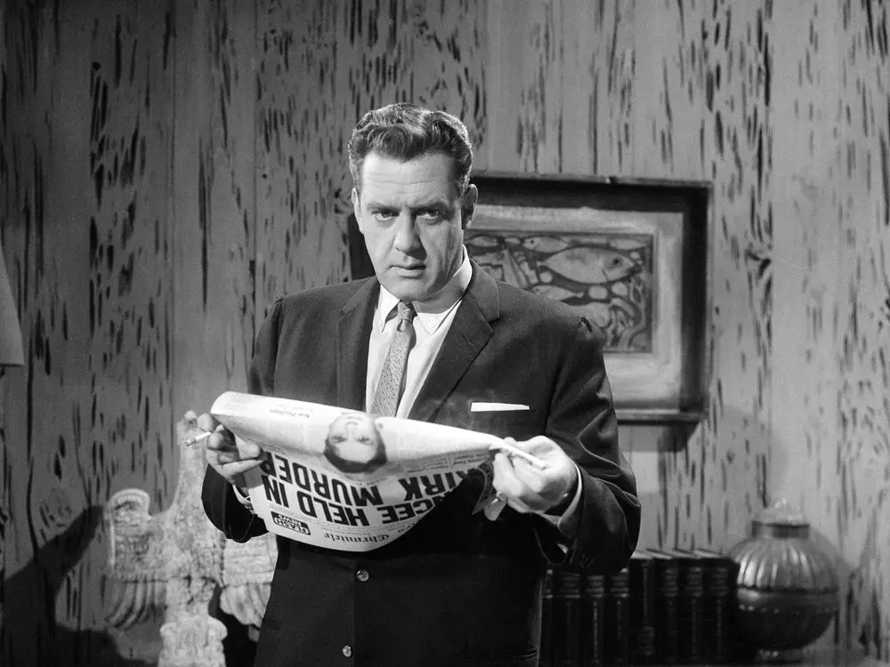 Perry Mason personajı əlində qəzet tutur və düşüncəli görünür