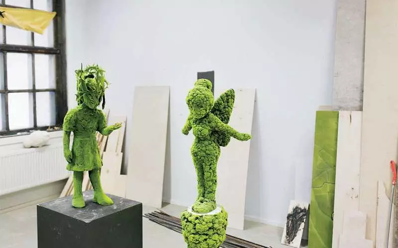 Arca seramik berlumut oleh artis Kim Simonsson.