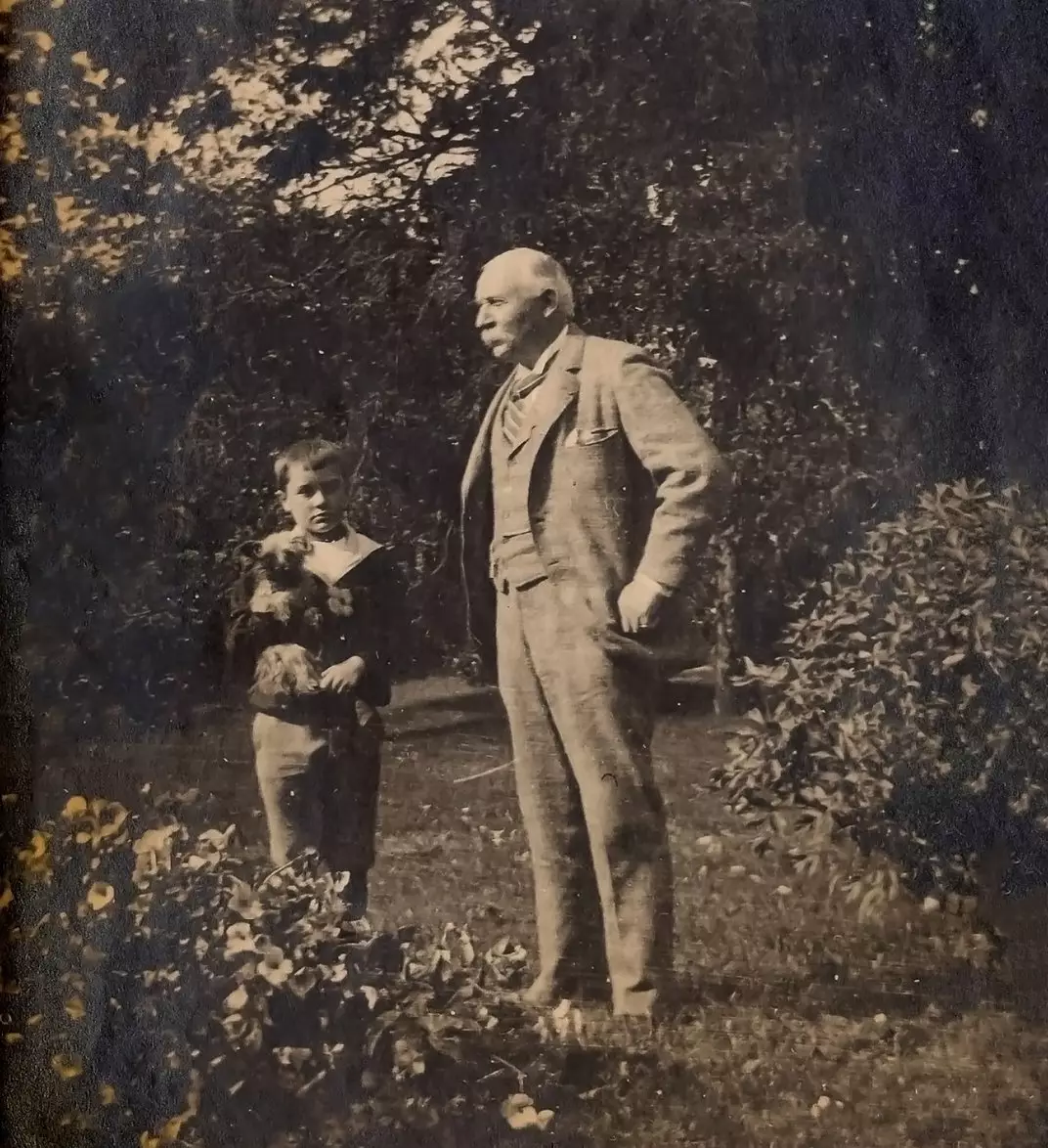 רוקוול (מימין) ונכדו אלמון (משמאל), צולמו בסביבות תחילת המאה ה-20