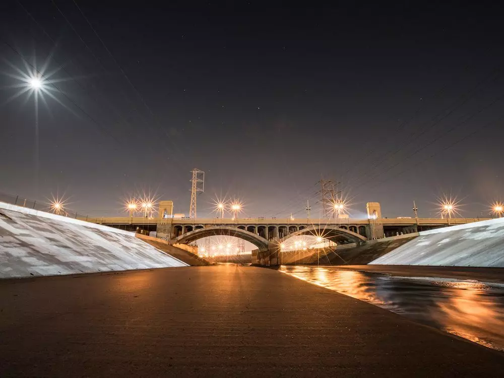 Нова инсталација ја претвора реката Л.А во уметност