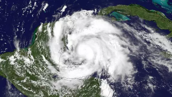 Eemol Hurrikan Ernesto passéiert de Moment iwwer Mexiko als tropesche Stuerm