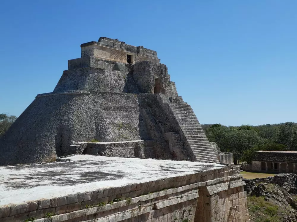 La Mayaj Ruinoj ĉe Uxmal Ankoraŭ Havas Pli da Rakontoj Rakontendaj