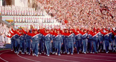 Ka Egwuregwu Olimpik na-emechi, leghachi anya azụ na uwe mmemme mmeghe nke US