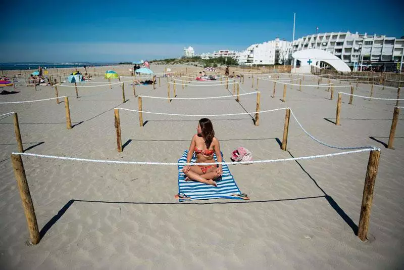 Plage française pendant la pandémie.jpg