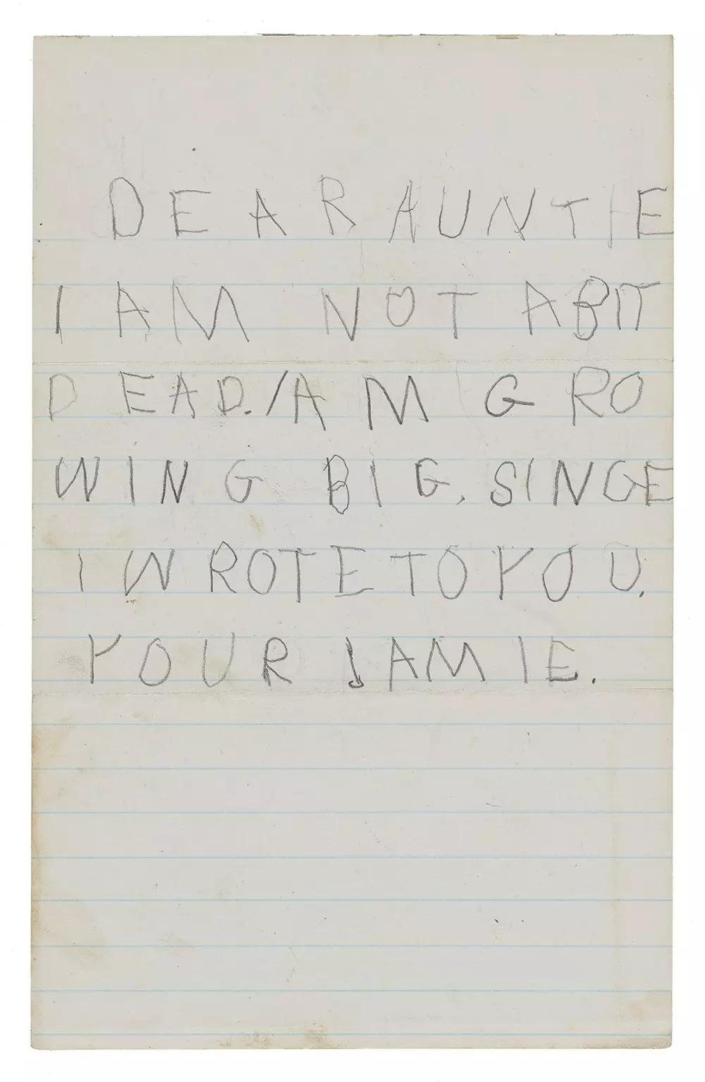 नीले-पंक्तिबद्ध कागज पर एक बच्चे द्वारा पेंसिल और बड़े अक्षरों में लिखा गया पत्र।