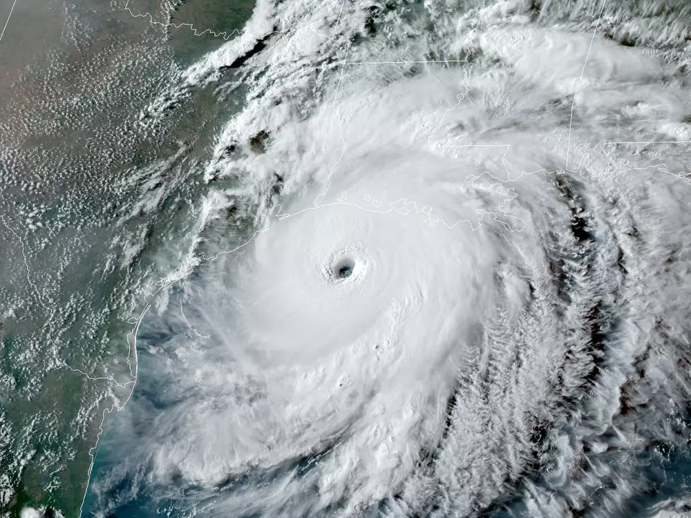 Satelita bildo montras uraganon Laura alproksimiĝante al Teksaso