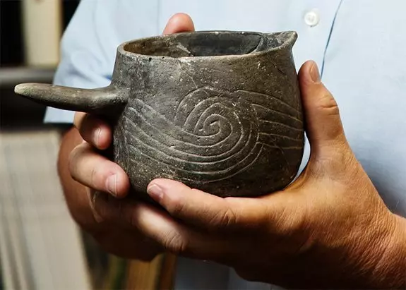„Juodajam gėrimui“ laikyti buvo naudojamos keramikinės stiklinės.