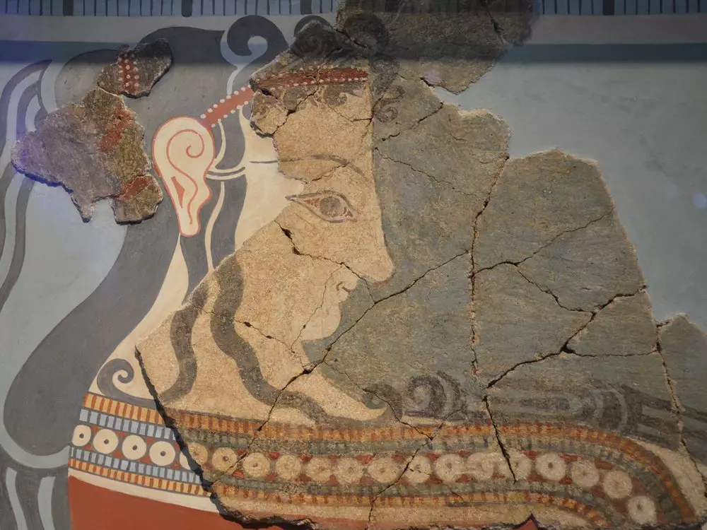 Tiryns_Painting_gutsutsaye_tare da_wakilin_a_a_procession_na_mata_haushen hadayu,_daga_later_Tiryns_palace,_14-13th_century_BC,_National_Archaeological_Museum_of_Athens_5314510).