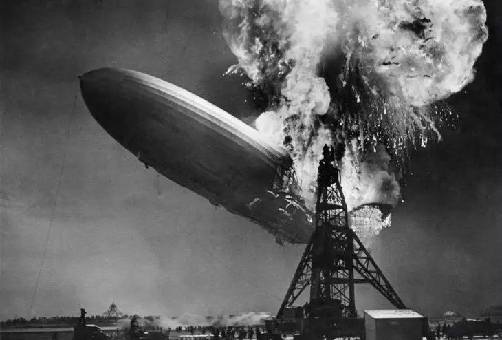 Hindenburg-skib i flammer