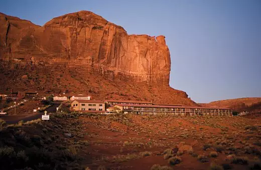 Tu ôl i'r Llenni yn Monument Valley 28308_9