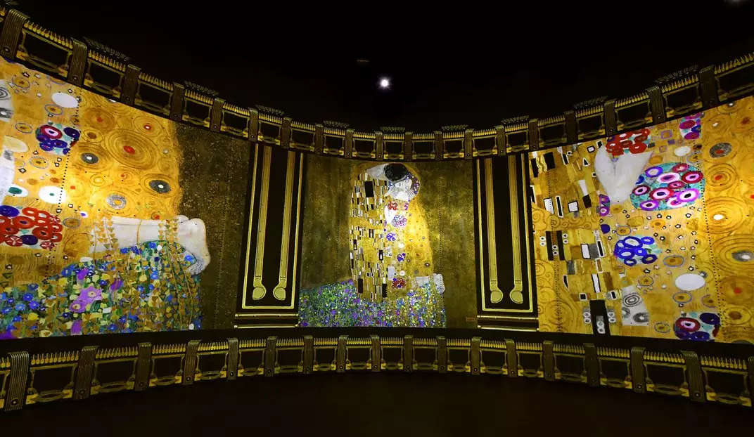 Gwaith Gustav Klimt wedi'i daflunio ar waliau