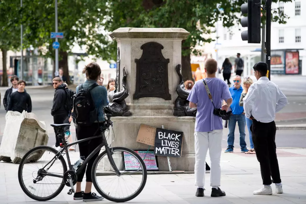 La estatua derribada del traficante de esclavos británico se exhibe en el Museo de Bristol 28359_5