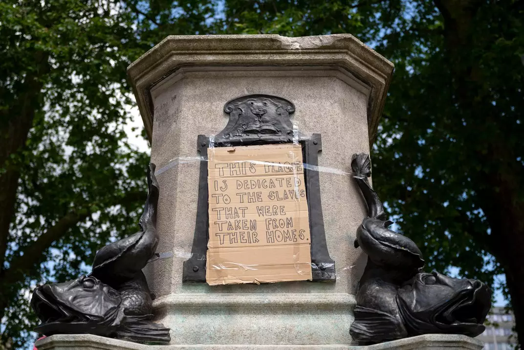 La estatua derribada del traficante de esclavos británico se exhibe en el Museo de Bristol 28359_6