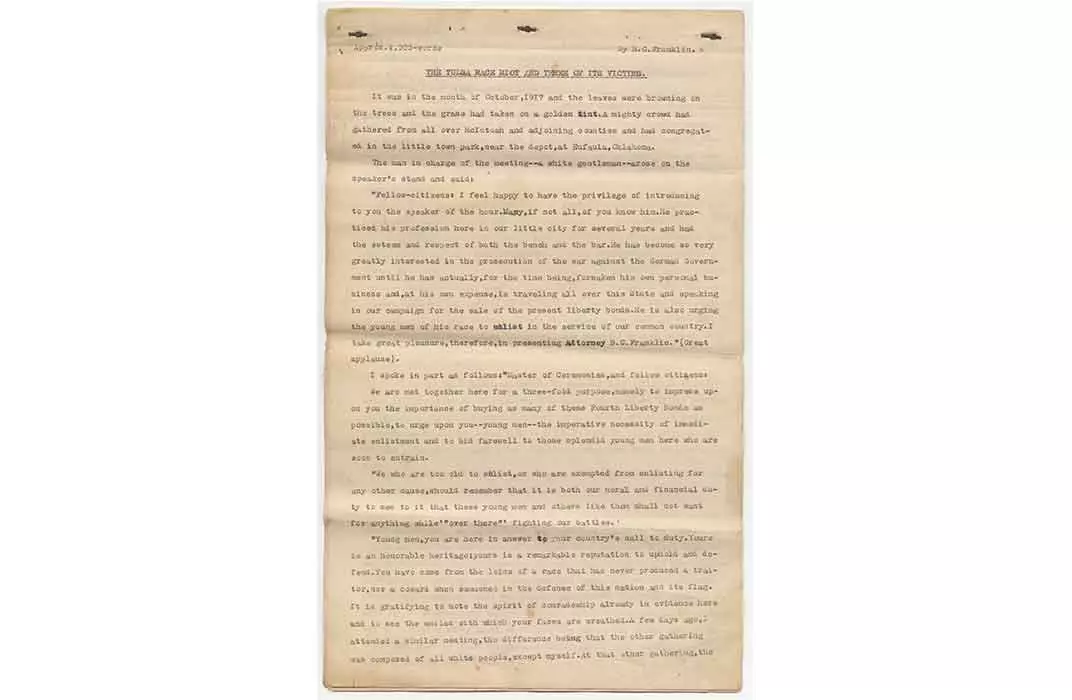 Unha folla de papel amarelenta con texto de máquina de escribir, titulada The Tulsa Race Riot de B.C. Franklin