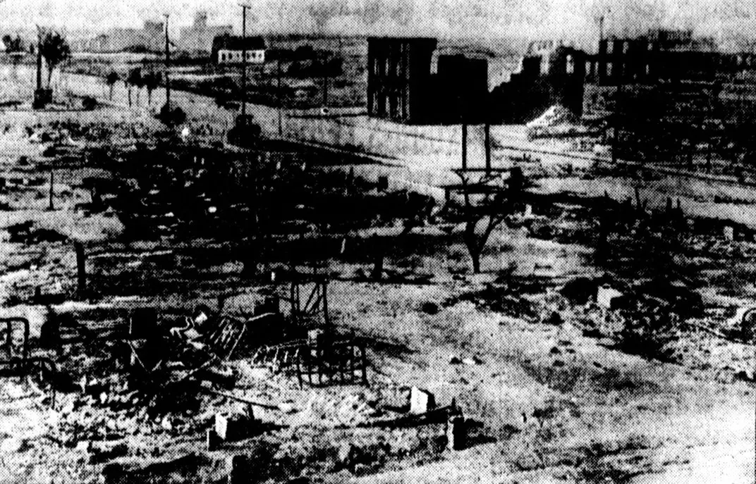 Am Joer 1921 hunn d'wäiss Tulsans de räiche Schwaarze Quartier vu Greenwood zerstéiert, an hunn ongeféier 300 Leit ëmbruecht. Hei op der Foto sinn d'Ruine vum Distrikt.